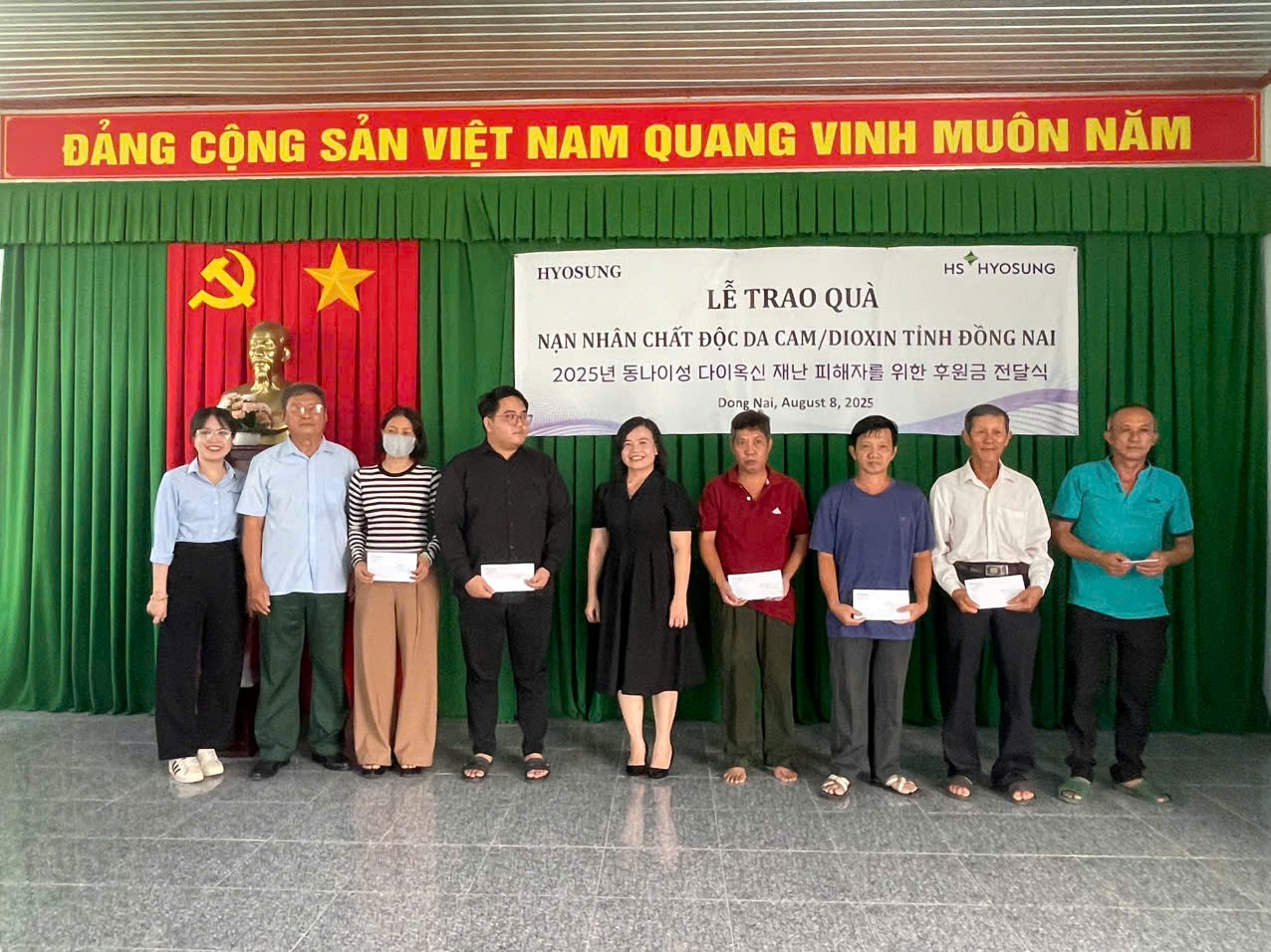 Tặng quà cho nạn nhân chất độc da cam/dioxin trên địa bàn xã Nhơn Trạch.